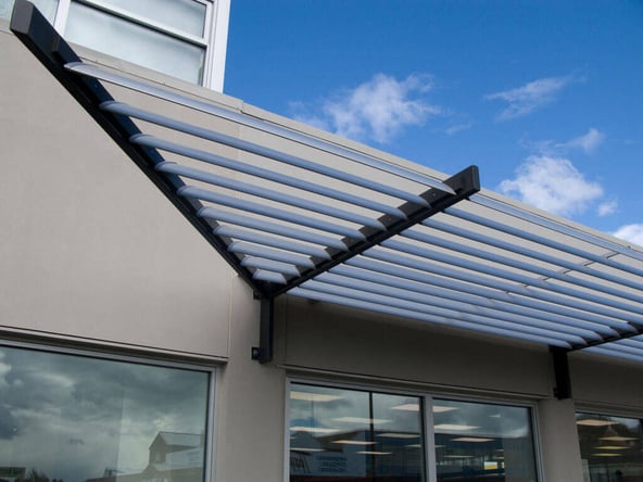 Allowing for thermal expansion in aluminium louvres